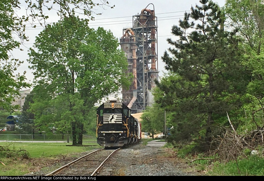 NS 3039 shoves a string of empties back toward Tatamy yard